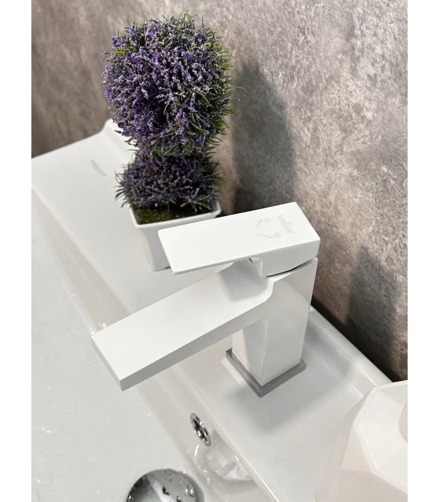 Смеситель для раковины VIEIR V393511F, однорычажный, Г-излив, белый хром купить недорого | Санрай